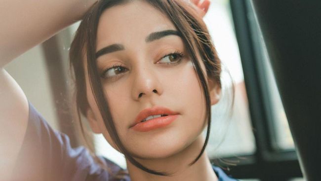 8 Potret Kulit Flawless Nora Alexandra, Istri Jerinx Keturunan Swiss