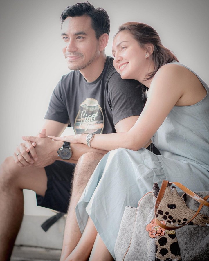 7 Potret & Kata Romantis Darius Sinathrya Selama Donna Agnesia Isolasi ...