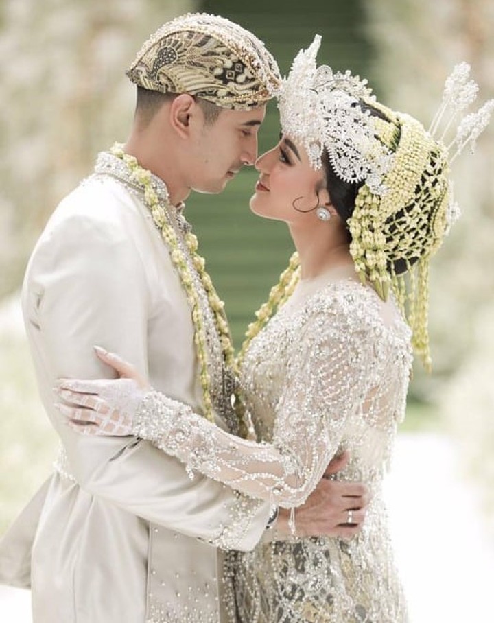 5 Potret Pernikahan Ali Syakieb & Margin Wieheerm, Elegan dengan Adat ...