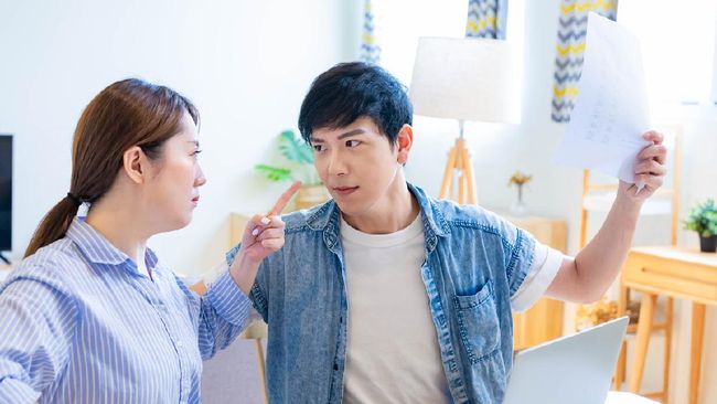 5 Ciri-ciri Suami Pelit dan Cara Menghadapinya, Sabar ya Bun!