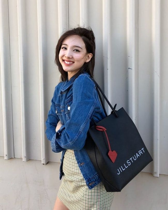 6 Ide OOTD Jeans ala Nayeon TWICE, Gak Ngebosenin!