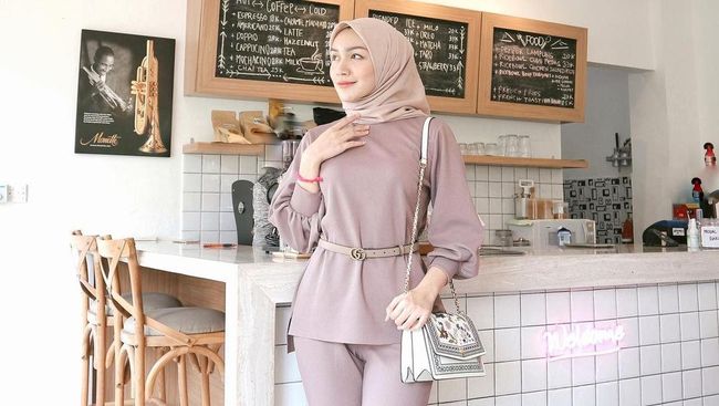 Stunning! Ini 5 Inspirasi Outfit Hijab Pastel Tone Menawan ala Selebgram