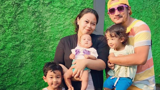 5 Potret Ayu Mutiara, Istri Isa Bajaj yang Jarang Tersorot Kamera - Foto 1