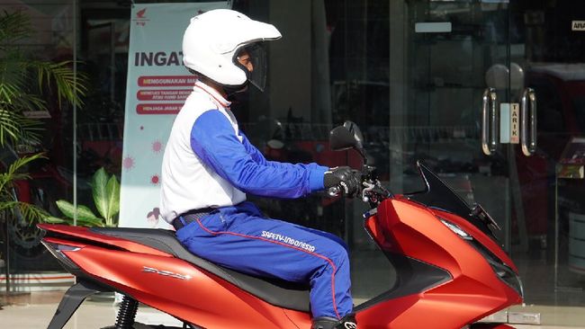Mega Beri Potongan Pertama Kue Ultah ke Pramono Anung - paperplane