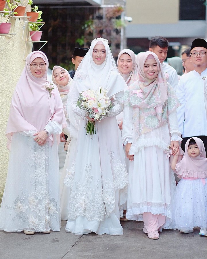 7 Potret Kedekatan Teh Ninih dengan Anak dan Cucu - Foto 4