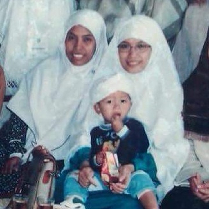 7 Potret Kedekatan Teh Ninih dengan Anak dan Cucu - 2