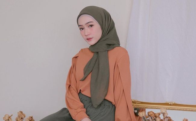 5 Inspirasi Gaya Hijab Simpel dan Menawan ala Selebgram Sinta Sri Antan