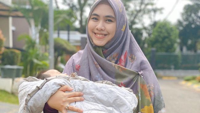 Oki Setiana Dewi Kuliah Sampai S3, Kejar Pendidikan Tinggi Agar Dicontoh Anak