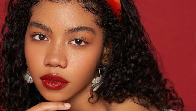 Pesona Zsazsa Utari, Percaya Diri dengan Rambut Keriting dan Kulit ...