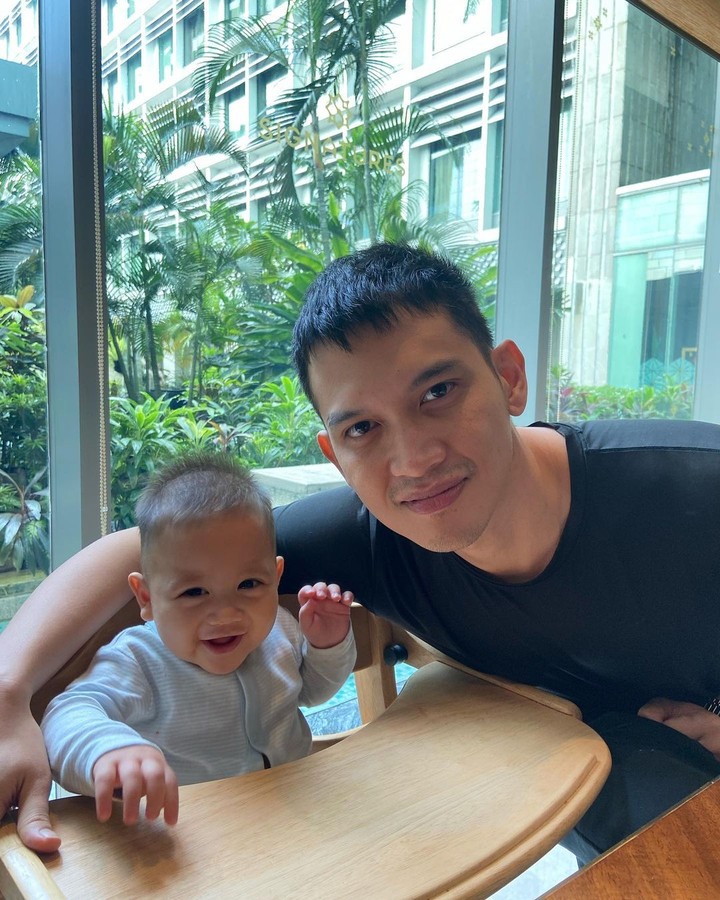 7 Potret Rezky Adhitya dan Baby Athar, Ayah-Anak Sama Gantengnya - 7