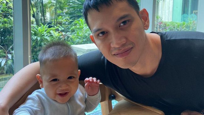 7 Potret Rezky Adhitya dan Baby Athar, Ayah-Anak Sama Gantengnya - Foto 1
