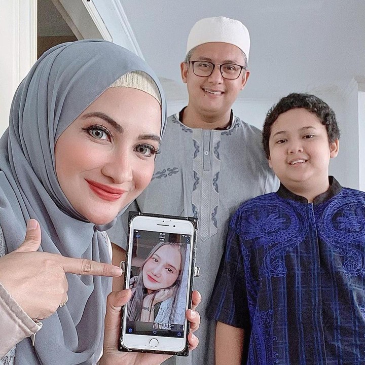 Berhijab Usai Mualaf, Intip 7 Potret Romantis Natalie Sarah dan Suami ... Berhijab Usai Mualaf, Intip 7 Potret Romantis Natalie Sarah dan Suami ...