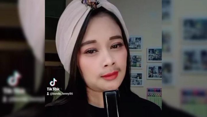 Potret Cantik Lenny, Seleb Tiktok yang Mirip Iis Dahlia Potret Cantik Lenny, Seleb Tiktok yang Mirip Iis Dahlia