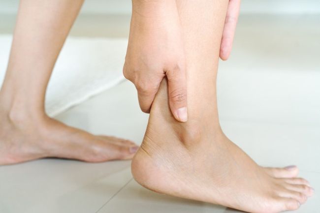 Cara Mencerahkan Mata Kaki Gelap dengan Bahan Alami