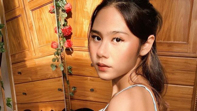 Wajah Nadin Amizah Muncul di Times Square New York, Ada Apa?