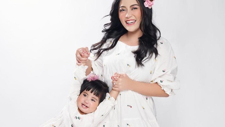 7 Gaya Rachel Vennya Pemotretan Bareng Putrinya, Lucu hingga Elegan - 7
