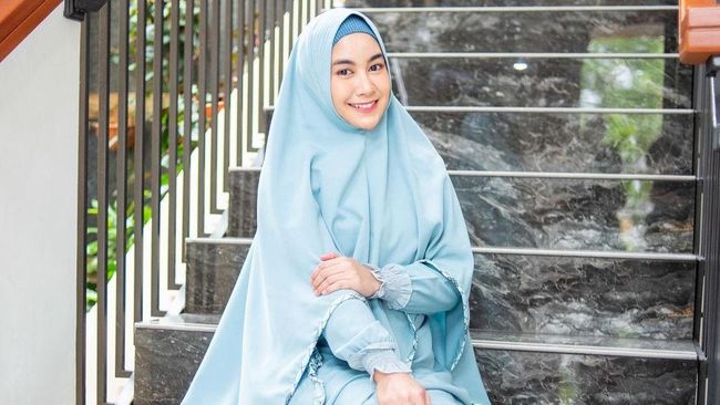 7 Warna Gamis yang Bikin Wajah Auto Cerah dan Glowing Saat Lebaran