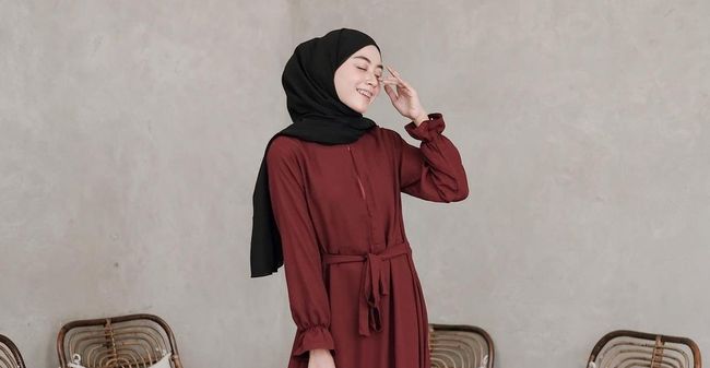 5 Inspirasi Outfit Maroon untuk Hijabers, Sukses Tampil Elegan dan Stunning