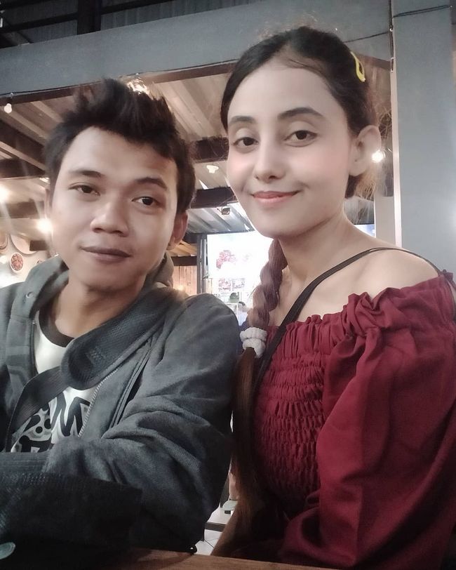 Diterpa Isu Cerai, Ini Reaksi YouTuber Cantik India Nikahi Pria Miskin ...