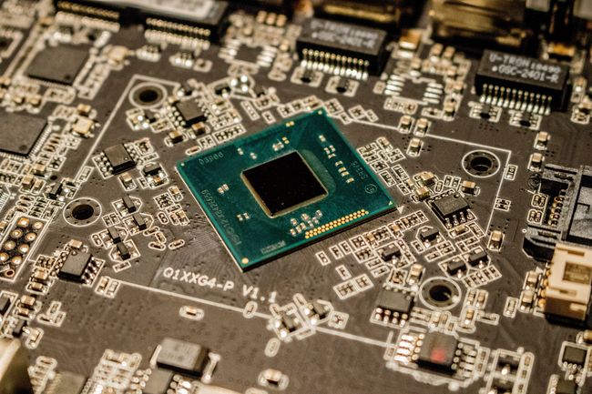 Chip Langka Hingga 2023, Siap-siap Harga HP & Laptop Naik