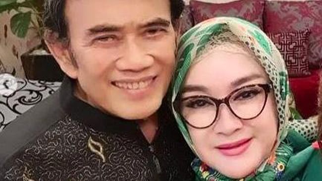 7 Potret Ricca Rachim Istri Rhoma Irama, Tetap Cantik & Menawan di Usia ...