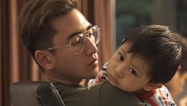 7 Foto Adik Kecil Verrel Bramasta yang Jauh Dari Sorotan Publik - Foto 1