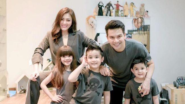 7 Potret Harmonis Jonathan Frizzy & Istri yang Sudah 9 Tahun Menikah ...