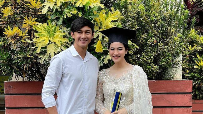 Lulus Cum Laude, Intip 7 Potret Wisuda Felicya Angelista saat Hamil - Foto 1