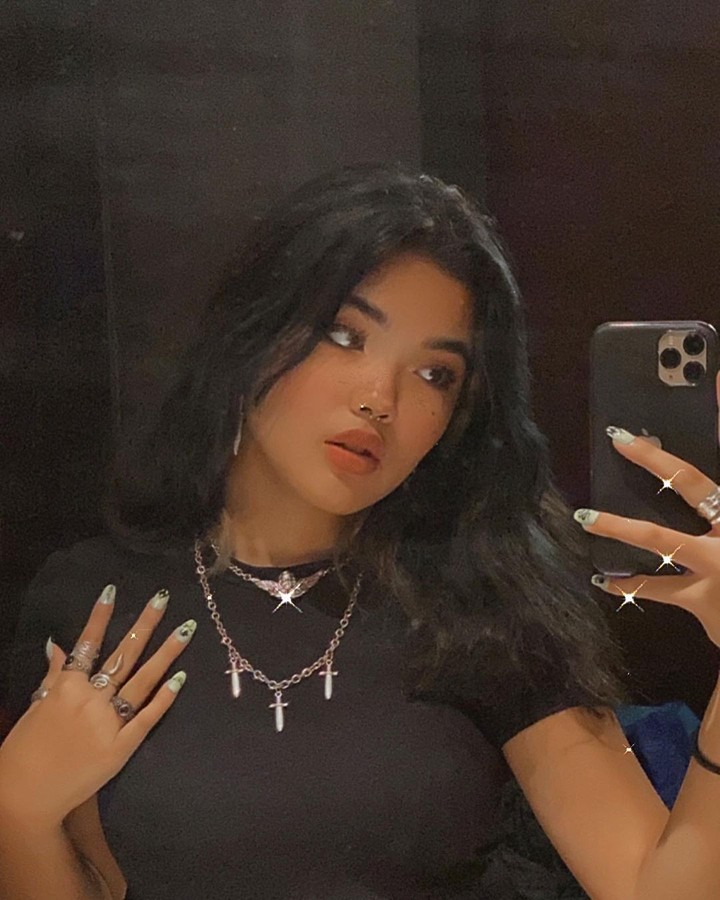 7 Gaya Modis Queenara, Putri Liza Natalia yang Gothic Abis! - Foto 7