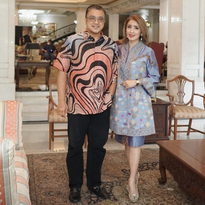 7 Potret Romantis Dede Yusuf dan Istrinya yang Jarang Terekspose - 5 7 Potret Romantis Dede Yusuf dan Istrinya yang Jarang Terekspose - 5