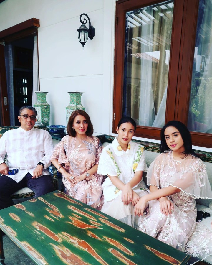7 Potret Romantis Dede Yusuf dan Istrinya yang Jarang Terekspose - 2 7 Potret Romantis Dede Yusuf dan Istrinya yang Jarang Terekspose - 2
