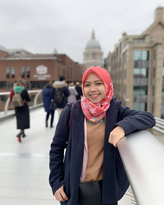 Raeni Anak Tukang Becak yang Viral karena Cumlaude, Kini Ambil S3 di Inggris