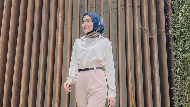 5 Ide Outfit Hijab Simpel untuk ke Kantor, Tampil Lebih Fresh dan Elegan