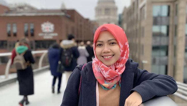 Kabar Raeni yang Wisuda Diantar Ayah Pakai Becak, Kini Raih Gelar Doktor