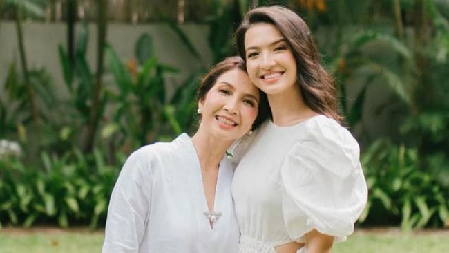 Cantik! 5 Potret Raline Shah dan Ibunda yang Awet Muda - Foto 1