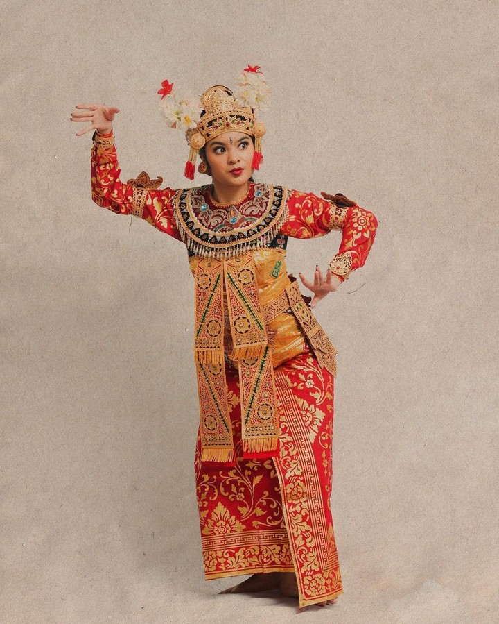 5 Potret Cantiknya Syandria Cicit Soekarno, Jago Tari Bali Bun - 5