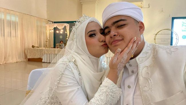 7 Potret Pernikahan Ameer Azzikra Adik Alvin Faiz, Haru & Penuh Kebahagiaan - Foto 1