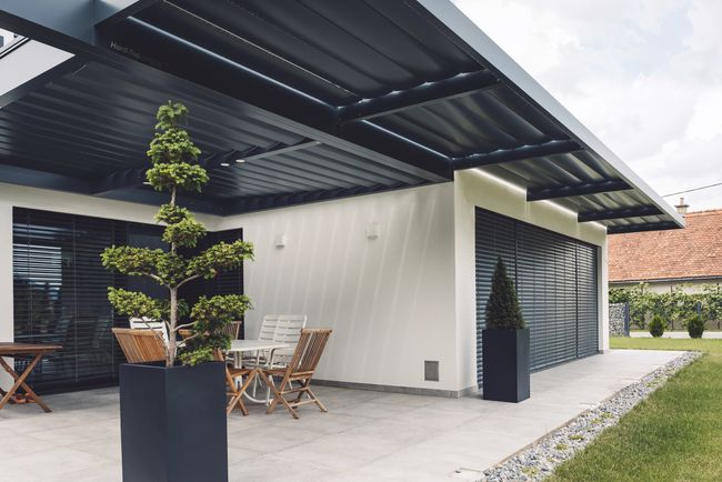 7 Tips Mendesain Patio yang Menarik, Teras Rumah Khas Spanyol yang ...