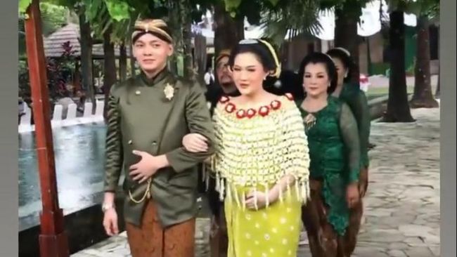 Prosesi Upacara Tingkeban 7 Bulanan Nella Kharisma, Mewah & Meriah ...