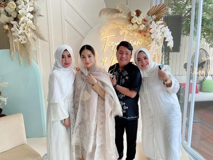 7 Potret Acara 4 Bulan Kehamilan Nagita Slavina, Pose Rafathar Bikin Gemas - 7