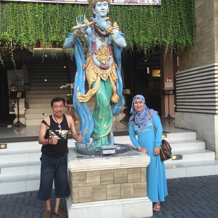 5 Potret Doyok dan Istri yang 25 Tahun Lebih Muda, Tetap Harmonis Bun ...