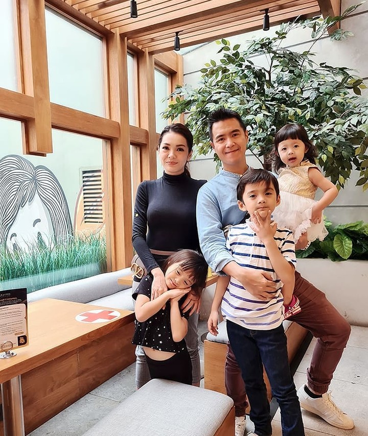 7 Potret Romantis Maya Septa Bareng Suami, Penampilan Barunya Bikin ...