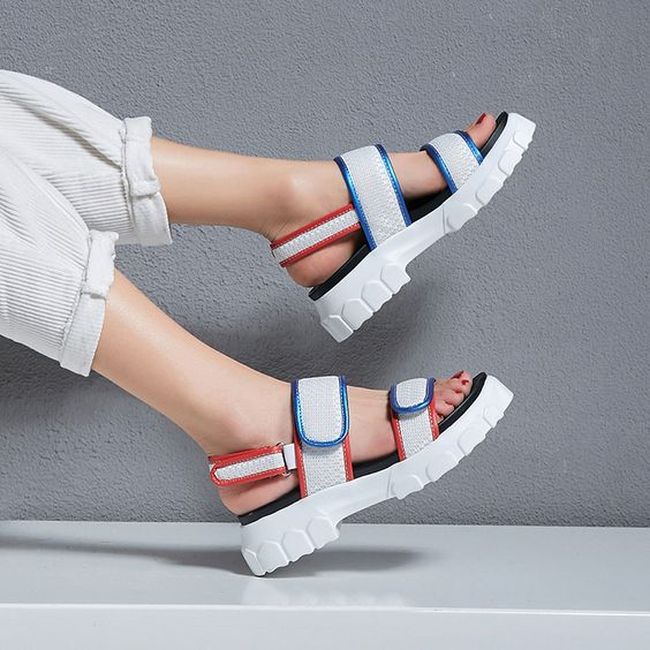 5 Rekomendasi Sepatu Sandal dari Brand Lokal yang Nyaman Dipakai Seharian