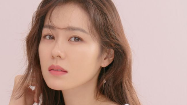 4 Rahasia Wajah Awet Muda Son Ye Jin Gampang Ditiru Paperplane