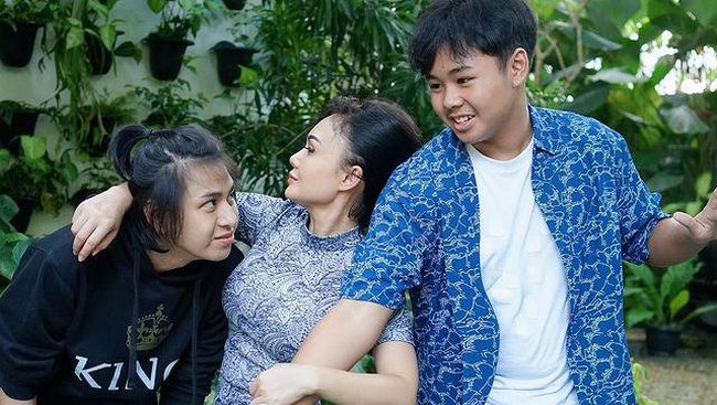 Potret Yuni Shara dan Kedua Putranya yang Tengah Jadi Sorotan - Foto 1 Potret Yuni Shara dan Kedua Putranya yang Tengah Jadi Sorotan - Foto 1