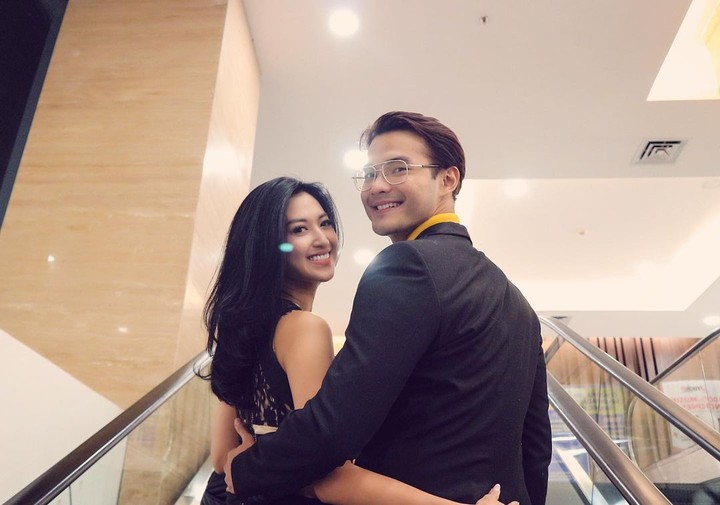 7 Foto Bahagia Pesinetron Sylvia Fully & Suami, Dikado Mobil Mewah Saat ...