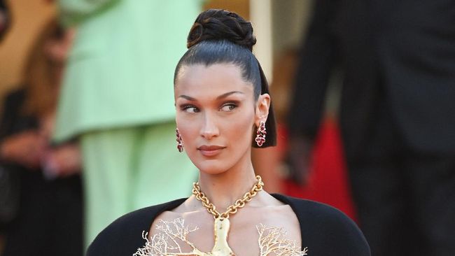 Pakai Kalung Paru-paru yang Tutupi Dada, Penampilan Bella Hadid Dsorot