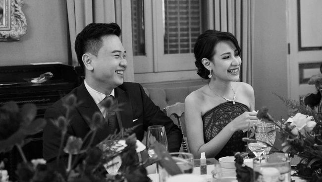 7 Potret Pertunangan Rektor Termuda Risa Santoso, Romantis Banget Bun ...