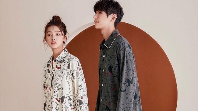 Jadi Populer Semenjak Pandemi, Ini 7 Ide Piama Couple dengan Pasangan ...