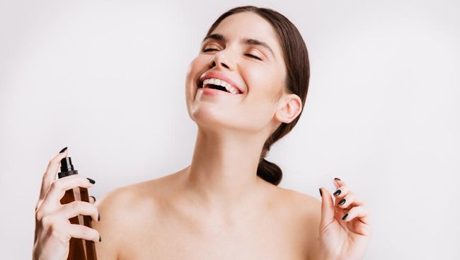 Antiribet! 4 Rekomendasi Sunscreen Spray Ini Lindungi Kulit Wajah dari ...